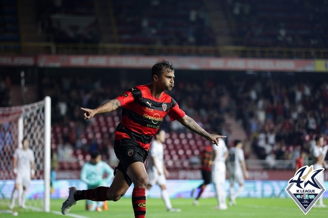 [b11 현장] 1G 1AS… 벼랑 끝 포항 구한 완델손의 왼발 마법, 무섭게 휘몰아쳤다