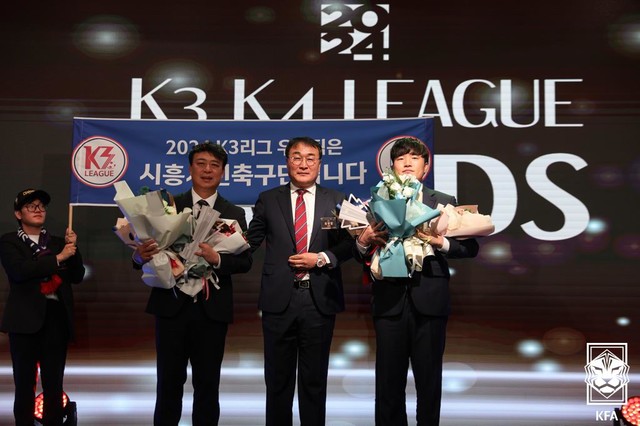 [b11 현장] 시흥 첫 우승 일군 박승수 감독, "K3리그가 우승하기 제일 힘들어... 내년에 3부 첫 2연패 도전"