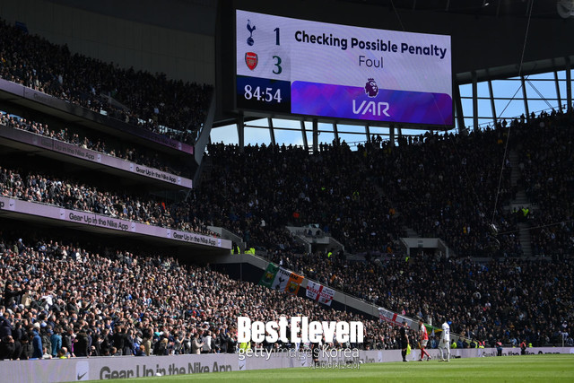 [김태석의 축구 한잔] 오심이 기계 탓? KFA 심판위원회, EPL처럼 VAR 교신 내용 사후라도 공개할 용기 있나?