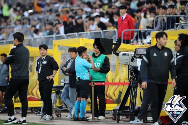 [김태석의 축구 한잔] 오심이 기계 탓? KFA 심판위원회, EPL처럼 VAR 교신 내용 사후라도 공개할 용기 있나?