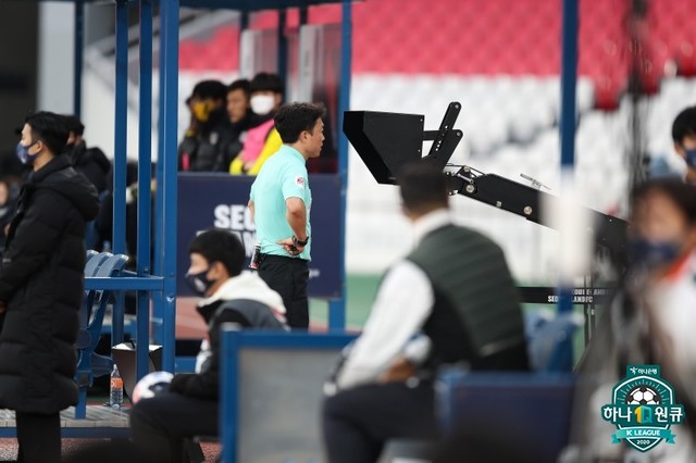 [김태석의 축구 한잔] 오심이 기계 탓? KFA 심판위원회, EPL처럼 VAR 교신 내용 사후라도 공개할 용기 있나?